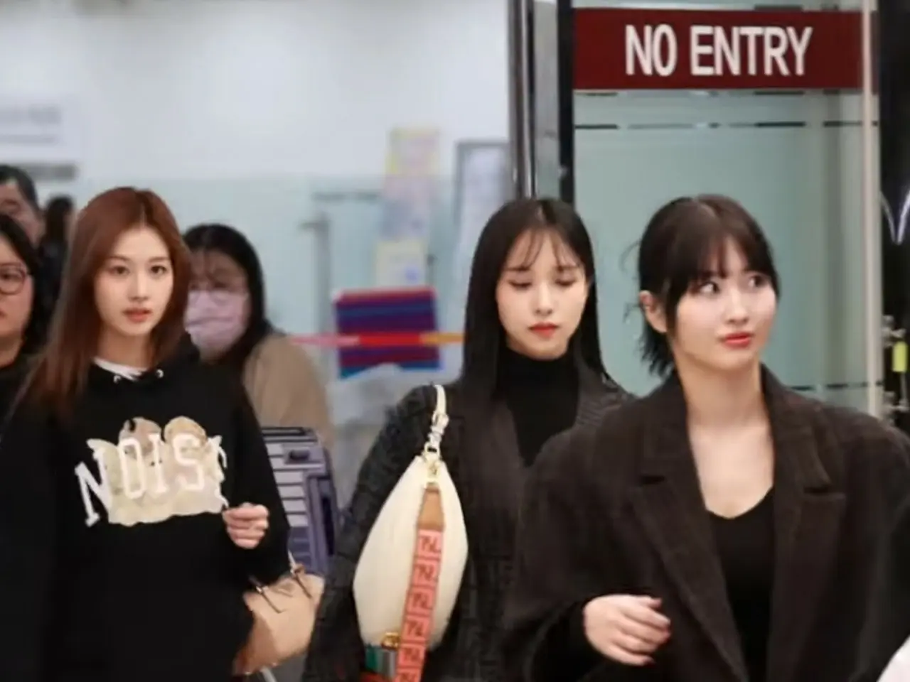 「MISAMO」、13日午後にNHKホールで行われた「第74回NHK紅白歌合戦」の記者会見を終えて帰国の様子＠金浦国際空港。 | wowKorea（ワウコリア）