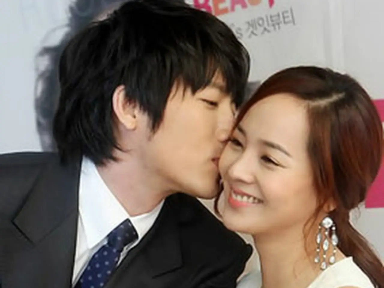 結婚会見に臨んだキ・テヨン＆ユジン | wowKorea（ワウコリア）