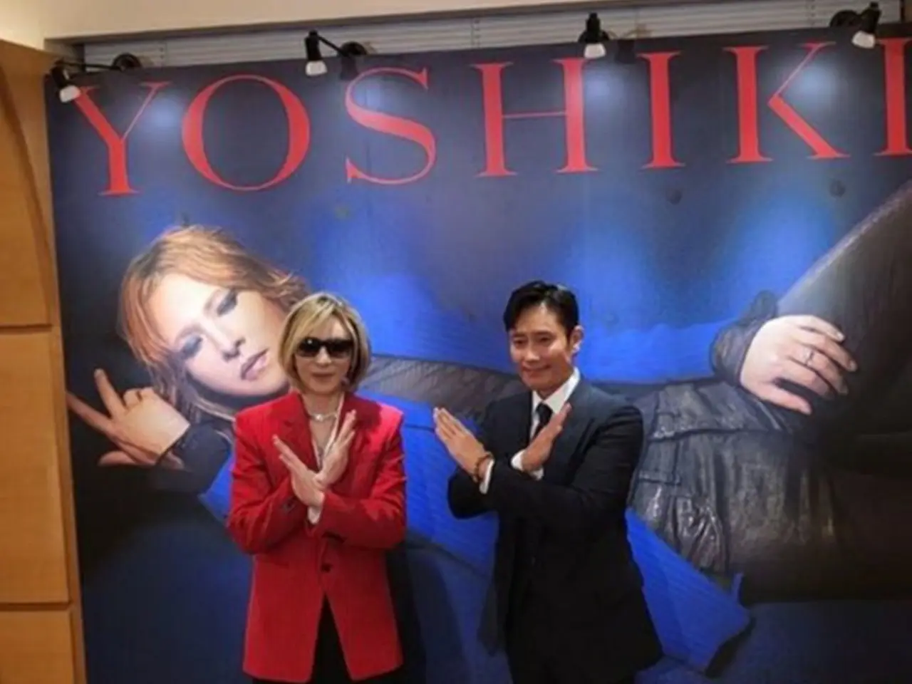 俳優イ・ビョンホン、YOSHIKIと一緒に「エックス」 | wowKorea（ワウコリア）