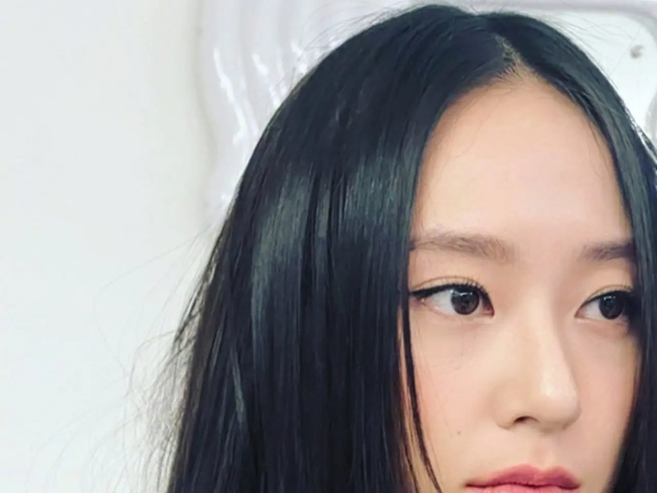 クリスタル（元f(x)）、“どアップ”ショットも問題なし…シックな魅力を披露 | wowKorea（ワウコリア）