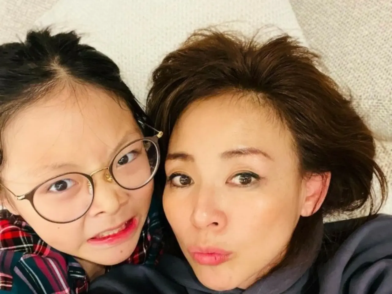 モデルSHIHO、急成長の娘サランちゃんと「変顔」ツーショット…幸せなママの近況公開 | wowKorea（ワウコリア）