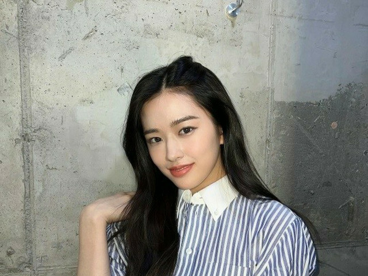 「IVE」ユジン、髪をかき上げる姿に胸キュン…一番美しい二十歳 | wowKorea（ワウコリア）