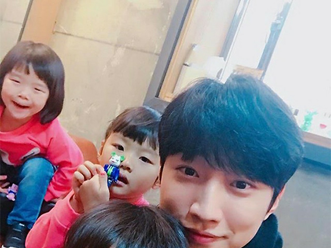 「スーパーマンが帰ってきた」に特別出演した「B1A4」ジニョン、子どもたちと仲良しに♪ | wowKorea（ワウコリア）