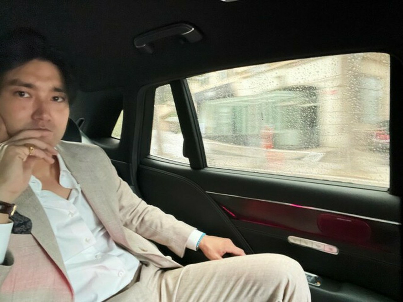 「SUPER JUNIOR」シウォン、雨の中出勤するCEOのようなビジュアル | wowKorea（ワウコリア）