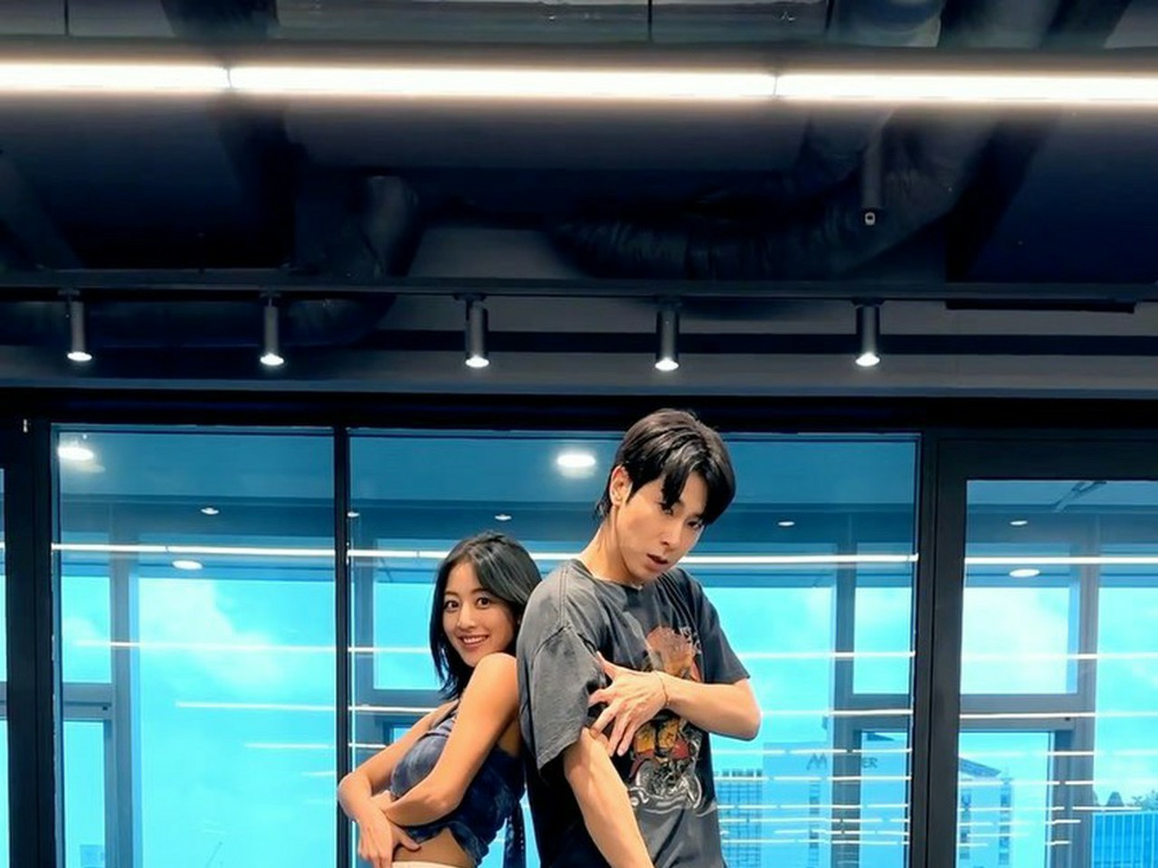 「東方神起」ユンホ、「TWICE」ジヒョと「Spotlight」チャレンジ…SMとJYPのコラボ（動画あり） | wowKorea（ワウコリア）