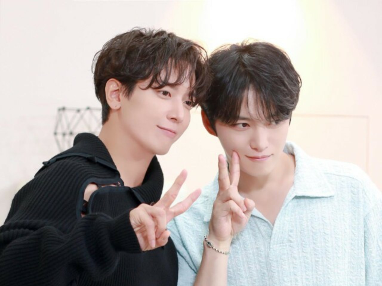 キム・ジェジュン、ジョン・ヨンファ（CNBLUE）と兄弟のようなツーショット…9番目の友達を公開 | wowKorea（ワウコリア）