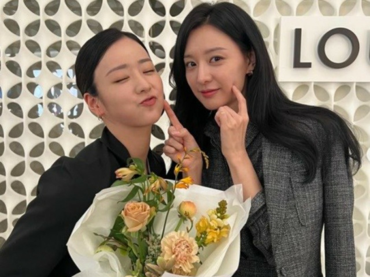ユン・ボミ（Apink）、公開恋愛後の近況…キム・ジウォンの隣でポーズ決めるナ秘書 | wowKorea（ワウコリア）