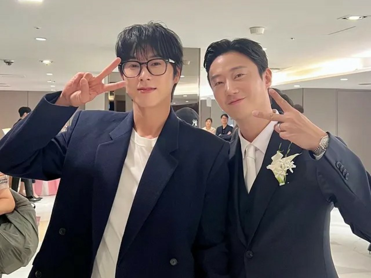 「東方神起」ユンホ、俳優ハン・ウンソンの結婚式に出席…“結婚おめでとう” | wowKorea（ワウコリア）