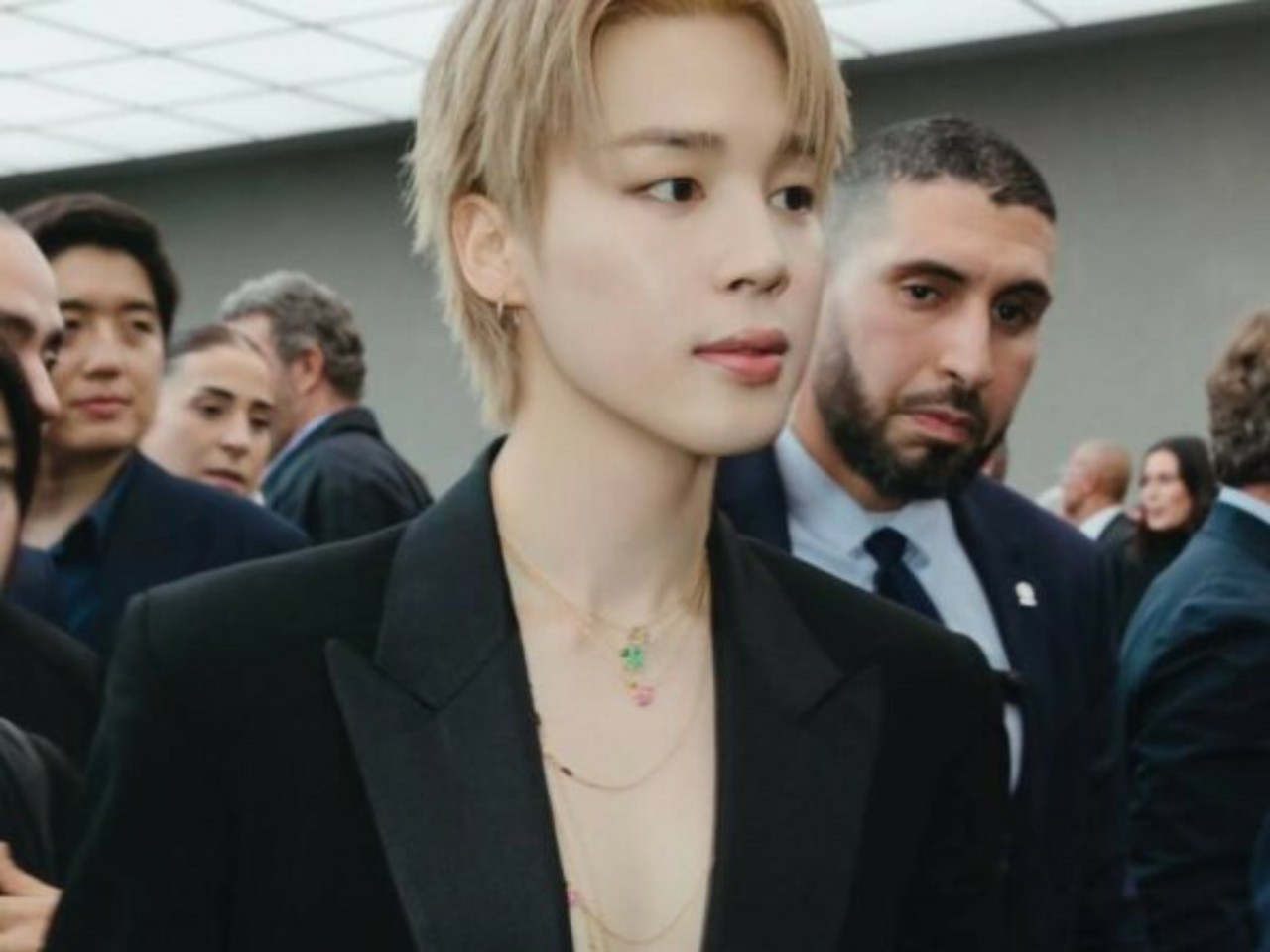 「BTS」JIMIN、ブラックとゴールドでセクシーな魅力アピール…「ディオール」パリコレクションを掌握 | wowKorea（ワウコリア）